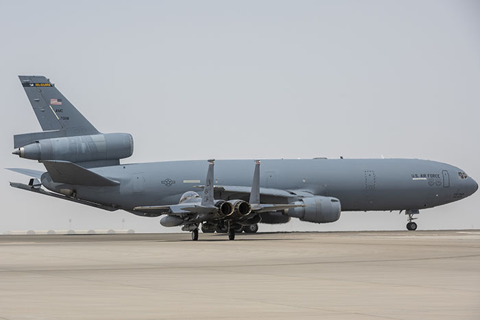 El KC-10 demuestra su versatilidad al apoyar el transporte de tropas ...