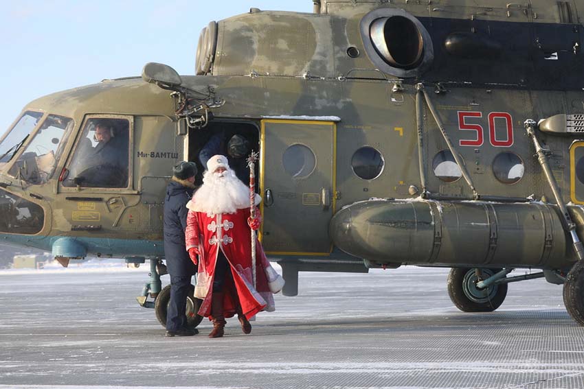 Los pilotos del Distrito Militar Central de Rusia llevan a Santa Claus ...