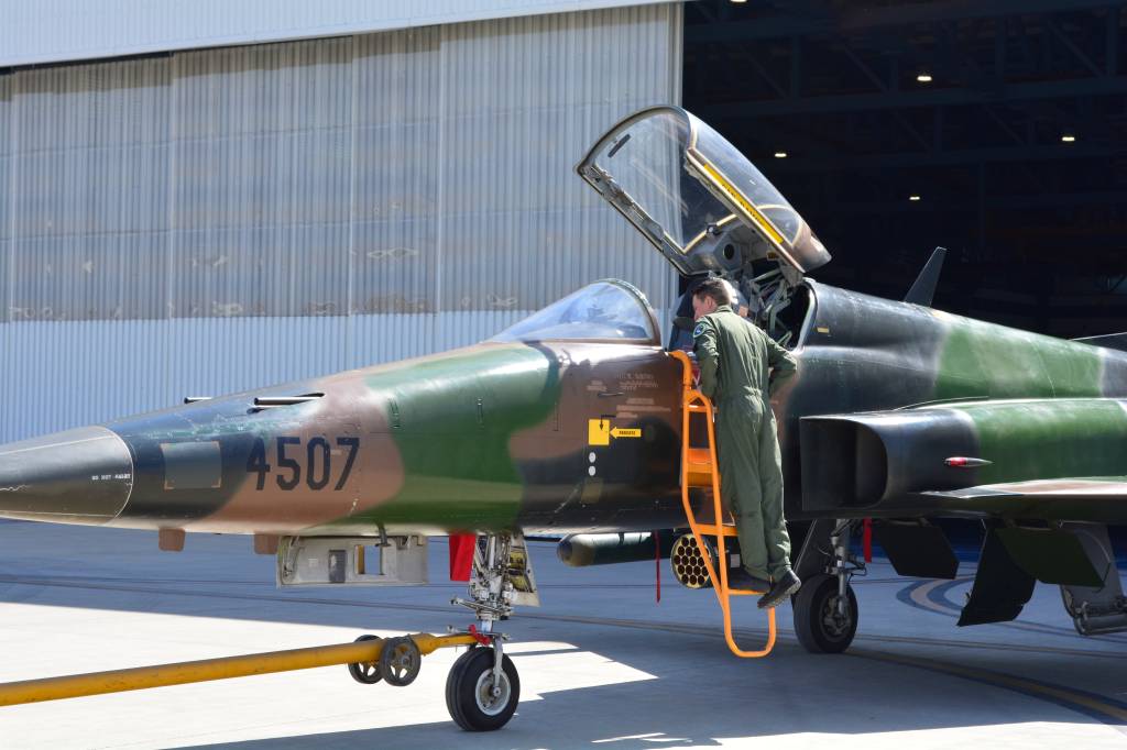 El General Piloto Aviador Román Carmona Landa, Comandante de la Región ...